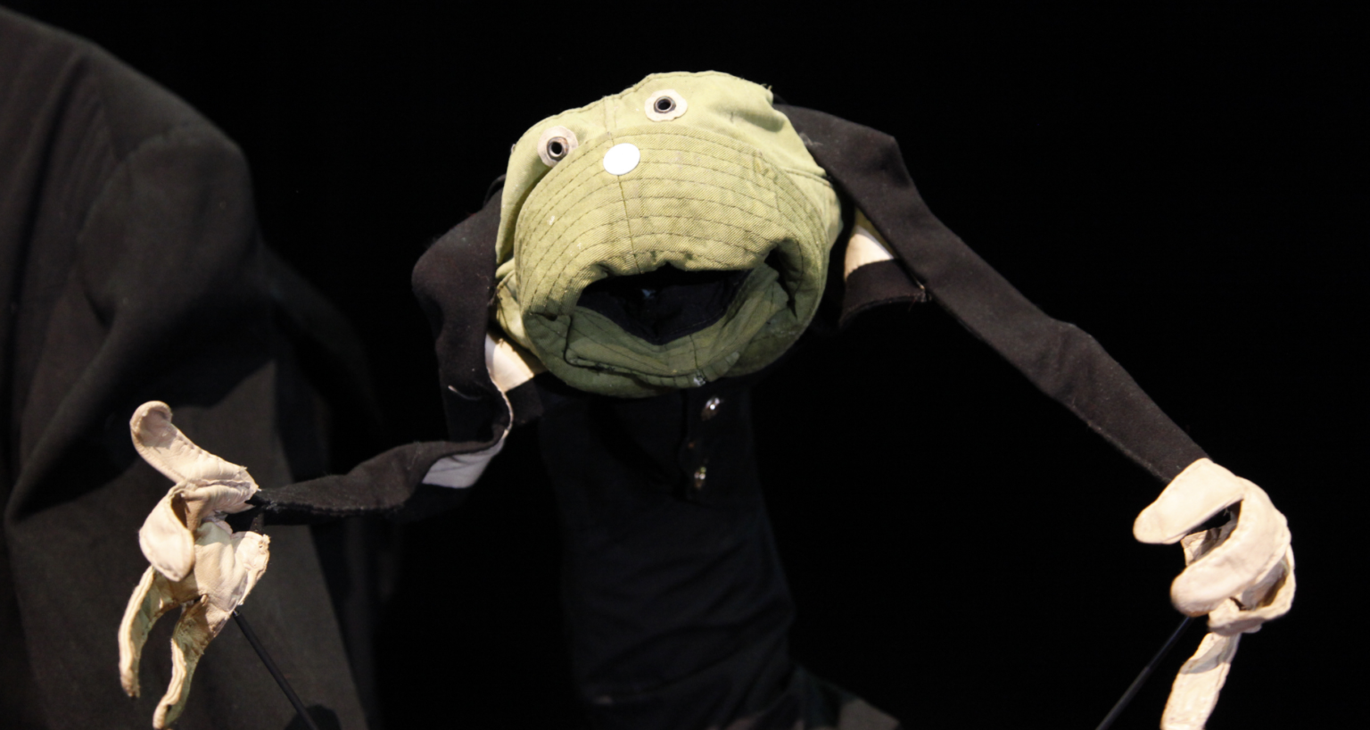 Review: Suitcase Circus, Little Angel Theatre - Everything Theatre